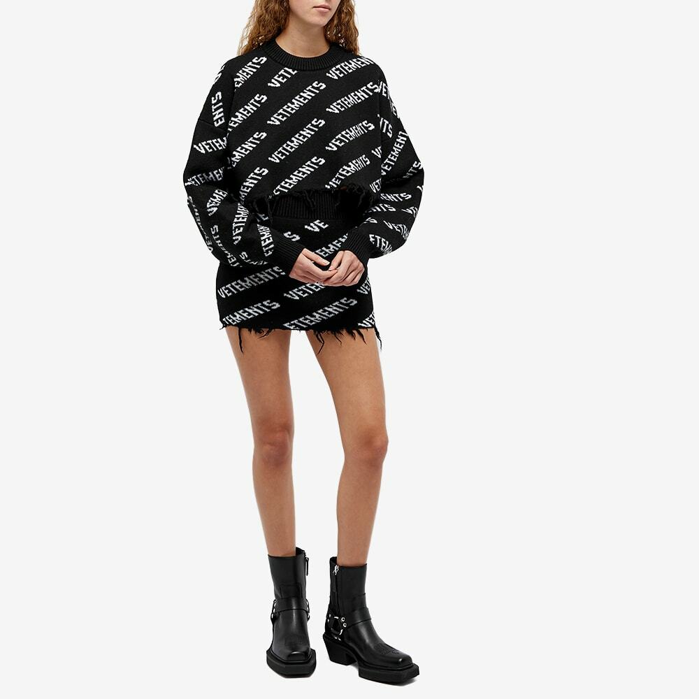 Vetements Women's Monogram Cropped Knitted Sweater in Black/White Vetements