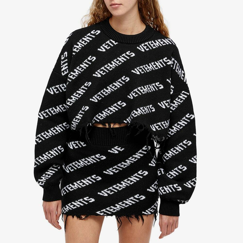 Vetements Women's Monogram Cropped Knitted Sweater in Black/White Vetements