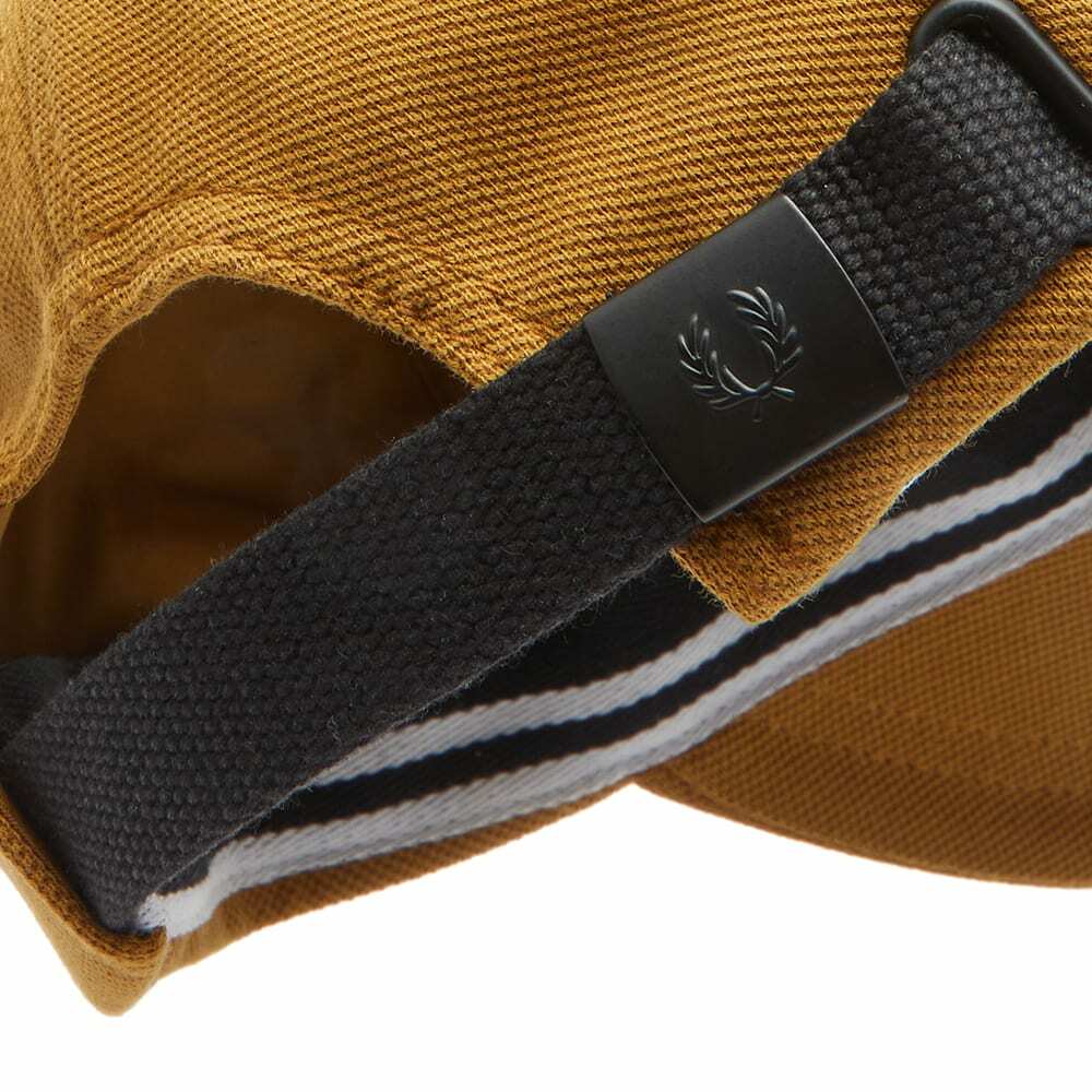 Fred Perry Men's Pique Classic Cap in Dark Caramel Fred Perry