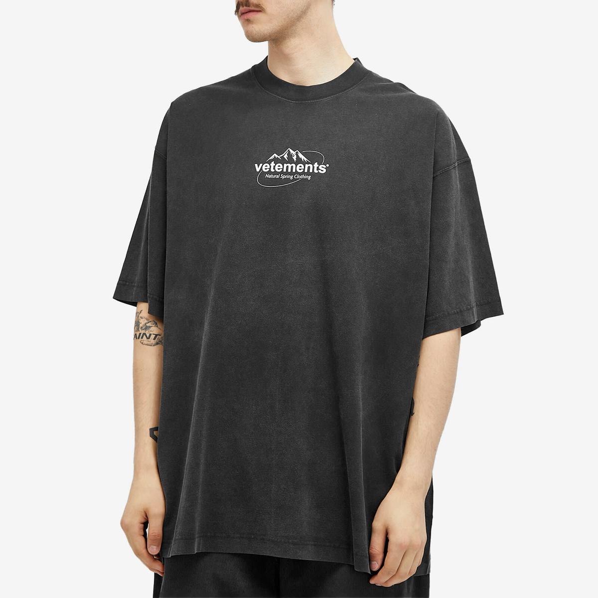 VETEMENTS Men's Spring Logo T-Shirt in Black Vetements
