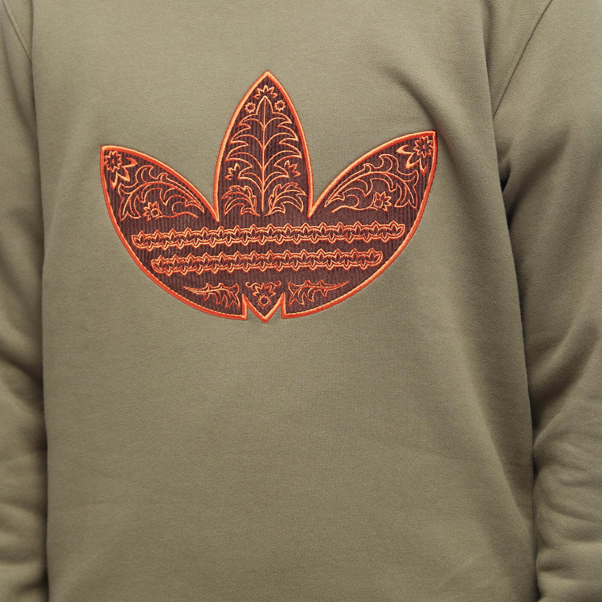 Adidas Men's APPLIQUE CREW in Olive Strata adidas