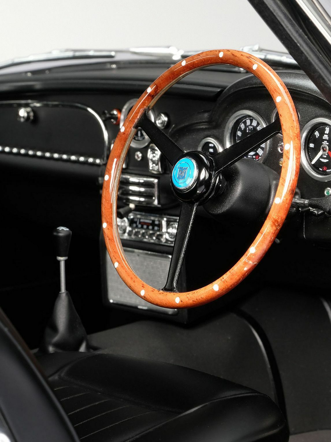 Amalgam Collection - Aston Martin DB5 Limited Edition 1:8 Model Car ...