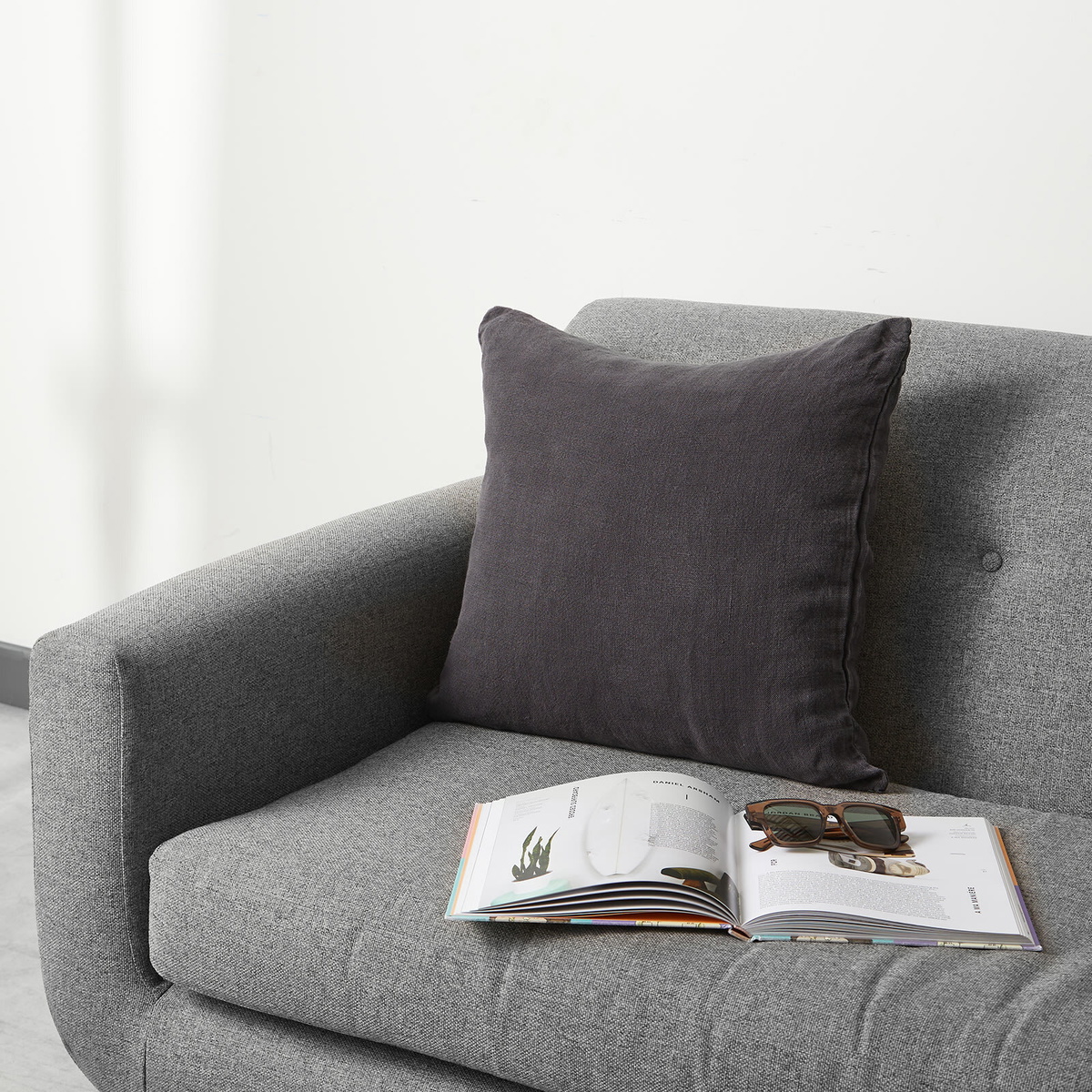 HOMMEY Men's Essential Linen Cushion in Charcoal HOMMEY