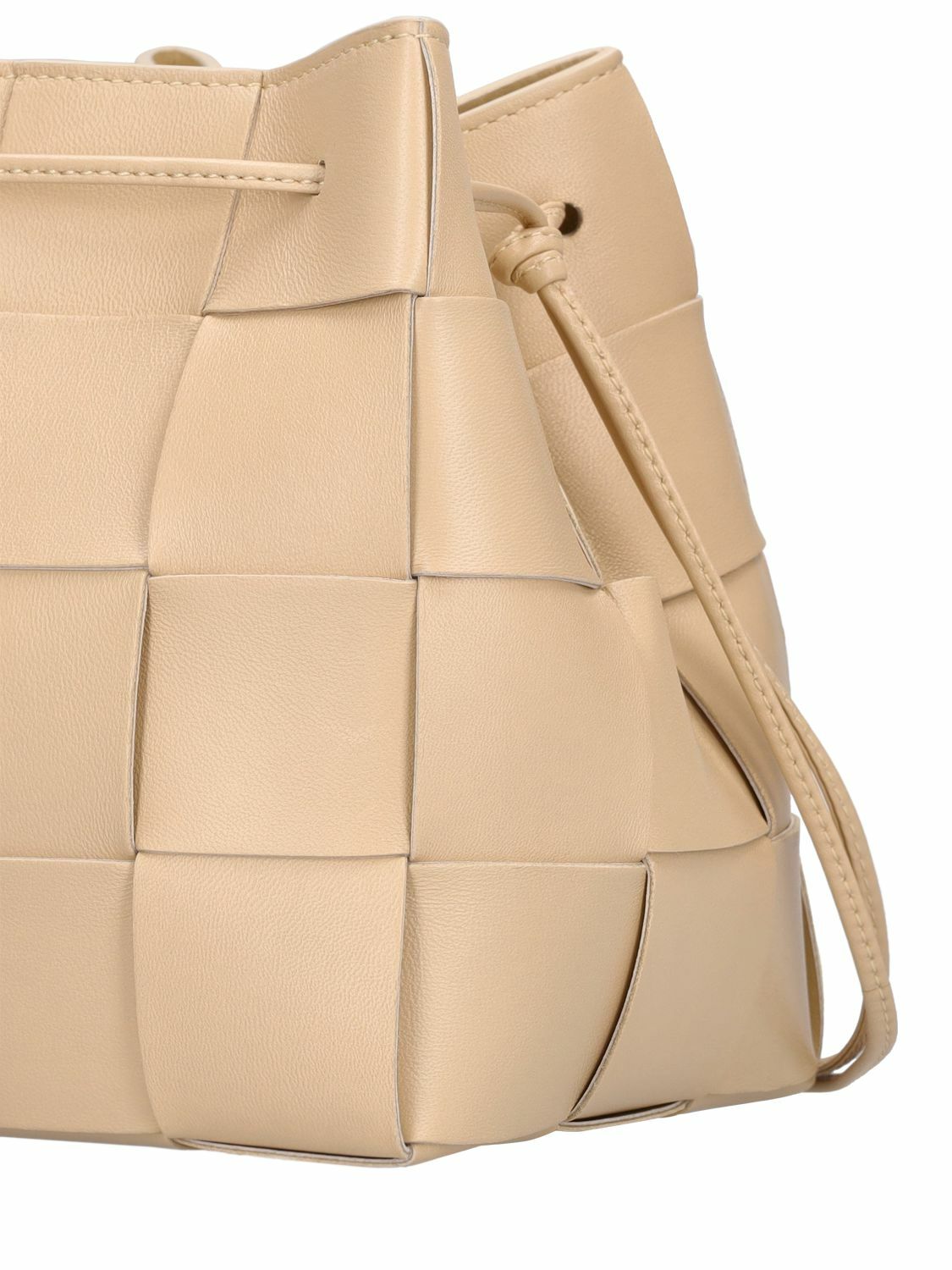 BOTTEGA VENETA - Small Cassette Leather Cross-body Bucket Bottega Veneta