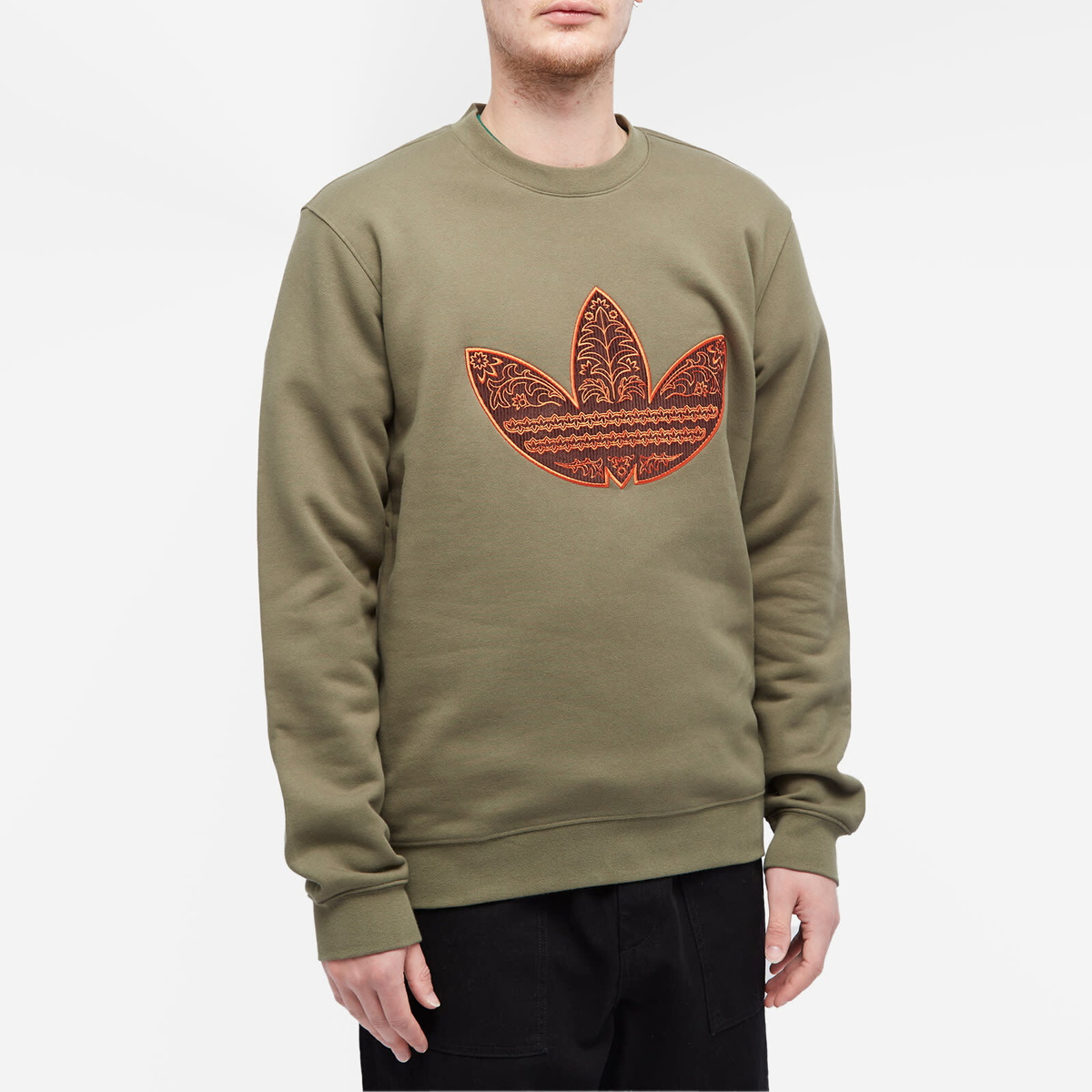 Adidas Men's APPLIQUE CREW in Olive Strata adidas