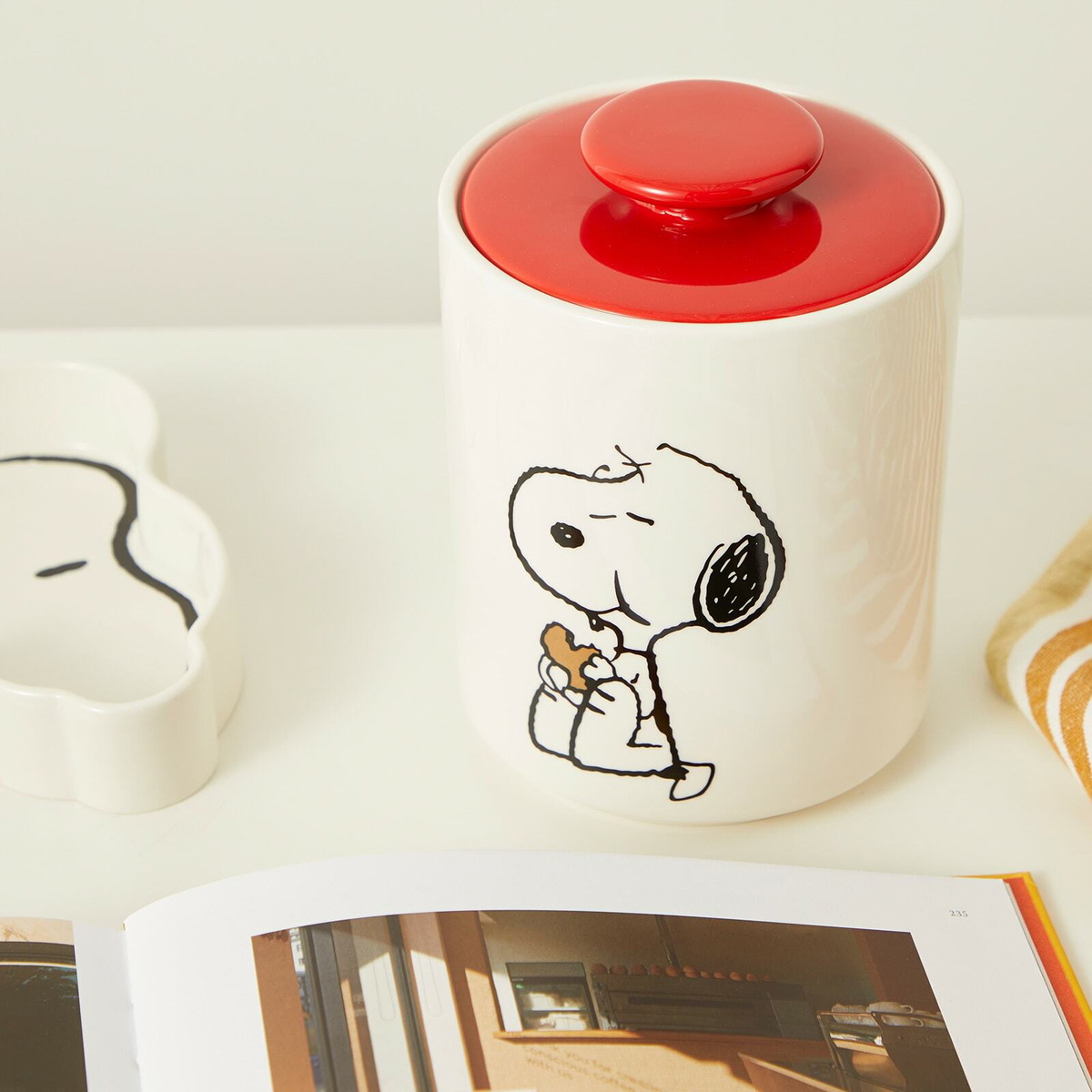 Peanuts Snoopy Cookie Jar in White/Red Peanuts