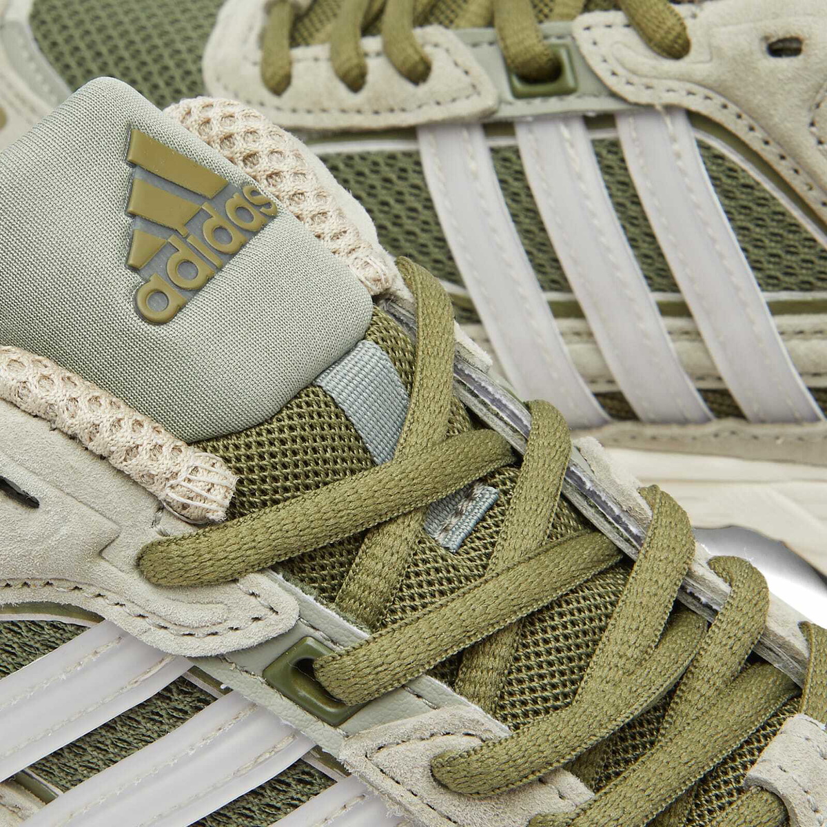Adidas Response CL Sneakers in Silver/Beige/Olive adidas