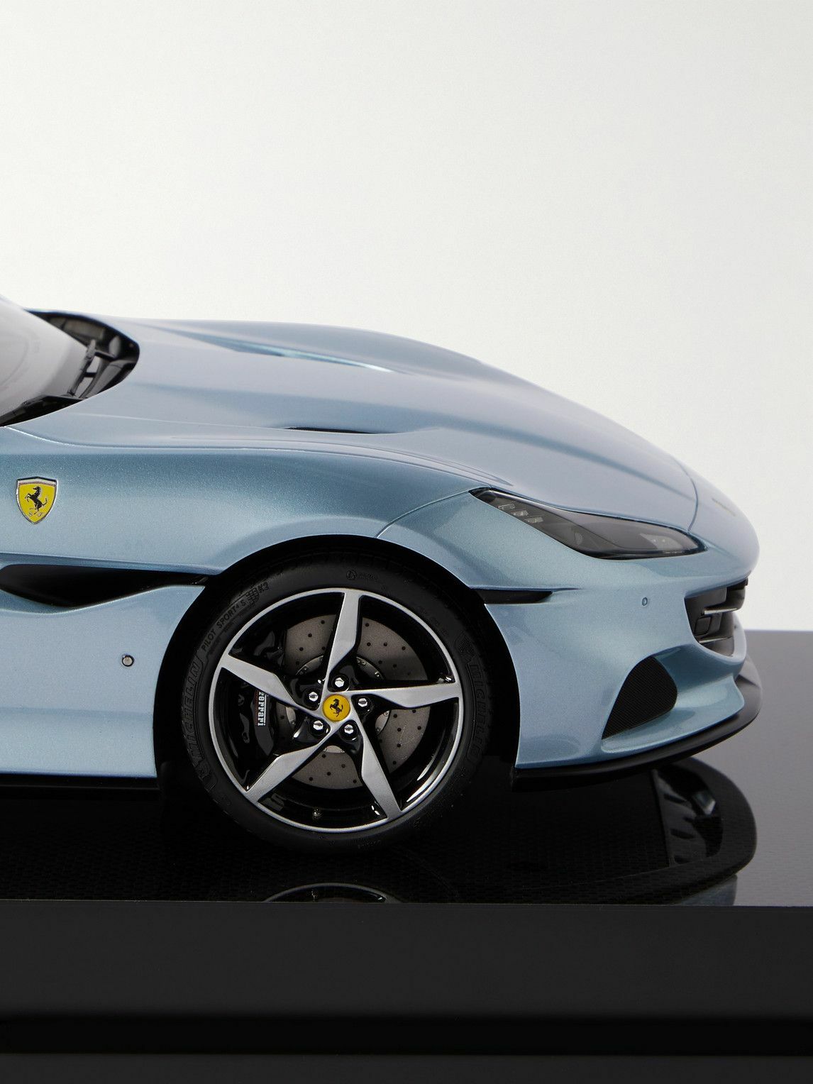 Amalgam Collection - Ferrari Portofino M 1:12 Model Car Amalgam Collection