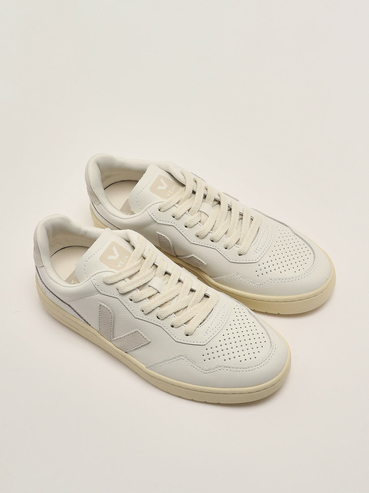Veja Leather Sneaker VEJA