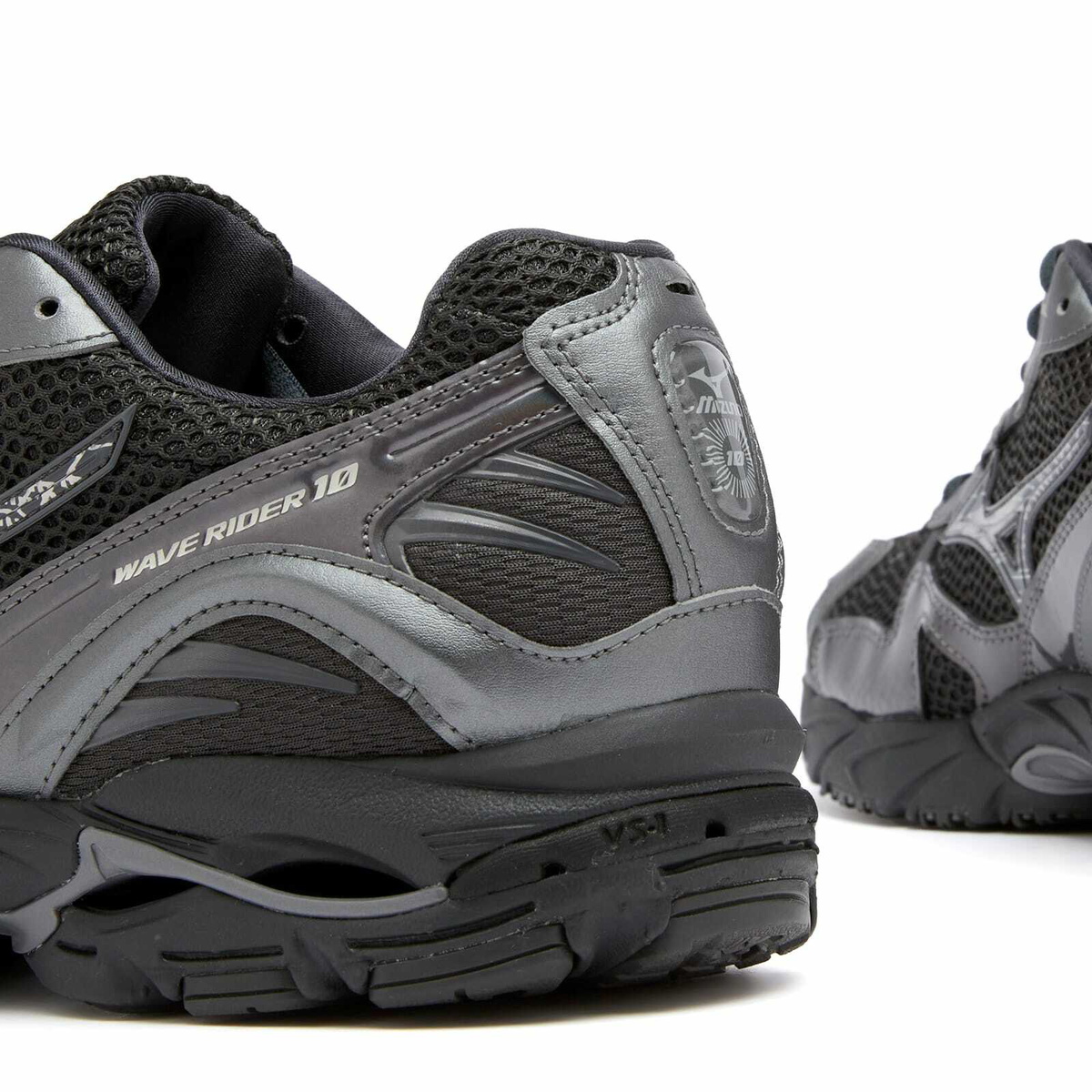 Mizuno Men's Wave Rider 10 in Black Sand/Metallic Grey Mizuno