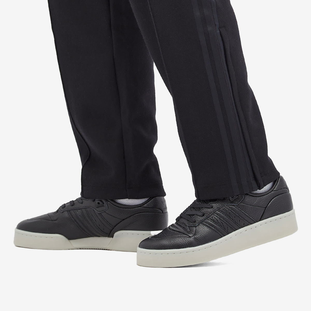 Adidas Rivalry Lux Low in Core Black/Gold adidas