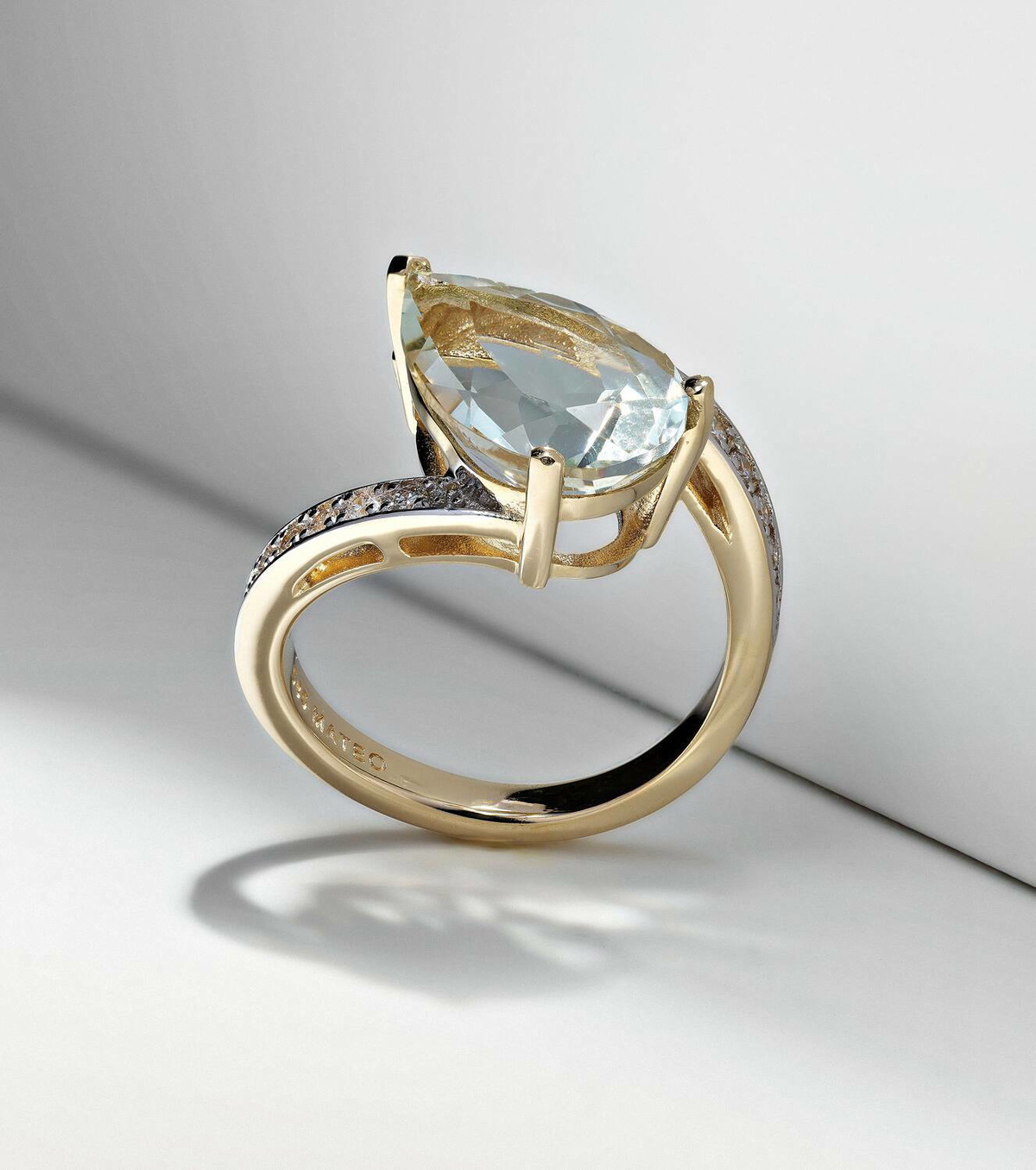 Mateo Slanted 14kt gold ring with amethyst and diamonds Mateo