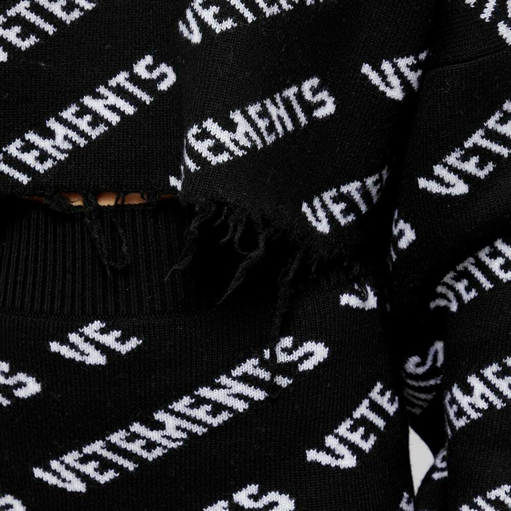 Vetements Women's Monogram Cropped Knitted Sweater in Black/White Vetements