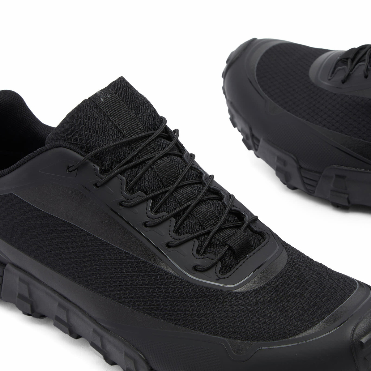 Norse Projects Men's Arktisk Lace Up Hyper Runner V08 Sneakers in Black ...