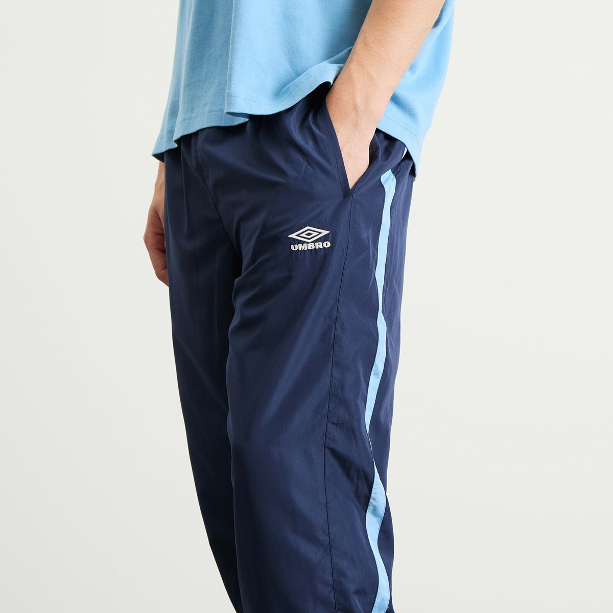 Umbro Men's Relaxed Track Pant in Dark Navy/Vista Blue Umbro